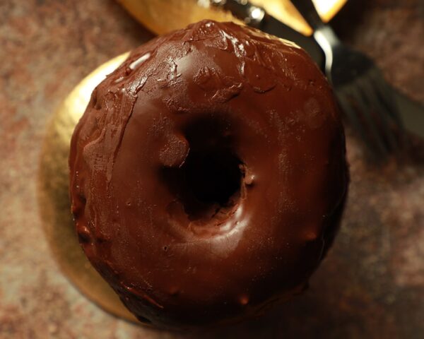 Prueba la dona doble chocolate, con puro chocolate mexicano